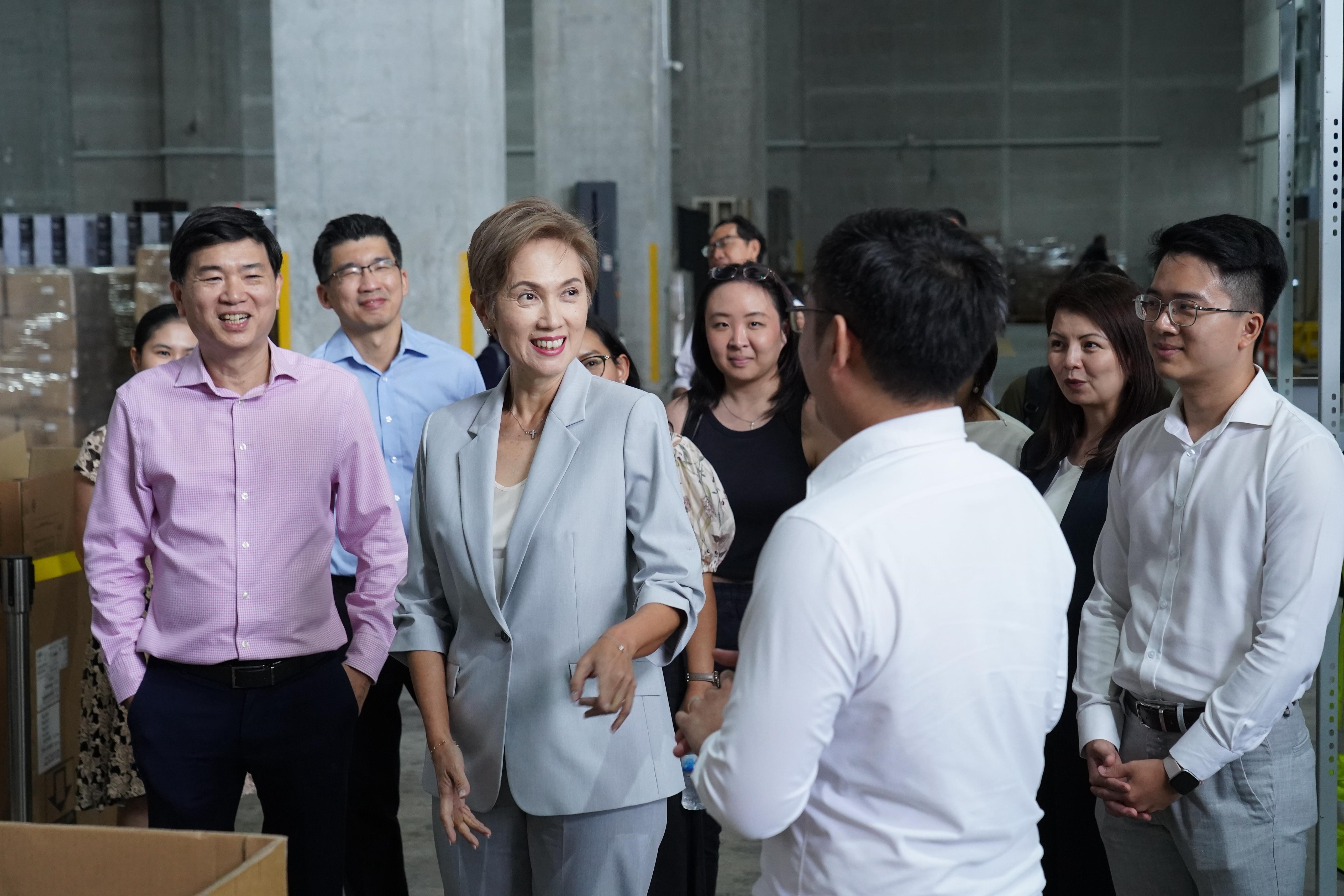 Minister Josephine Teo Visits iHub Solutions | Smart Warehouse & 3PL in ...